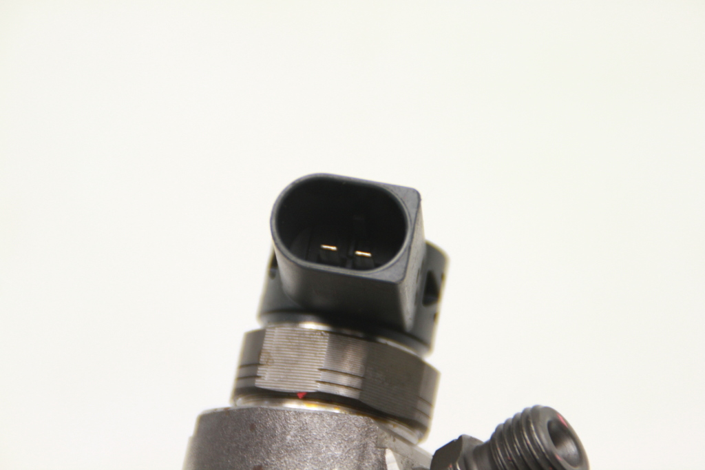 Used Volkswagen Golf Fuel injector 04L130277AD