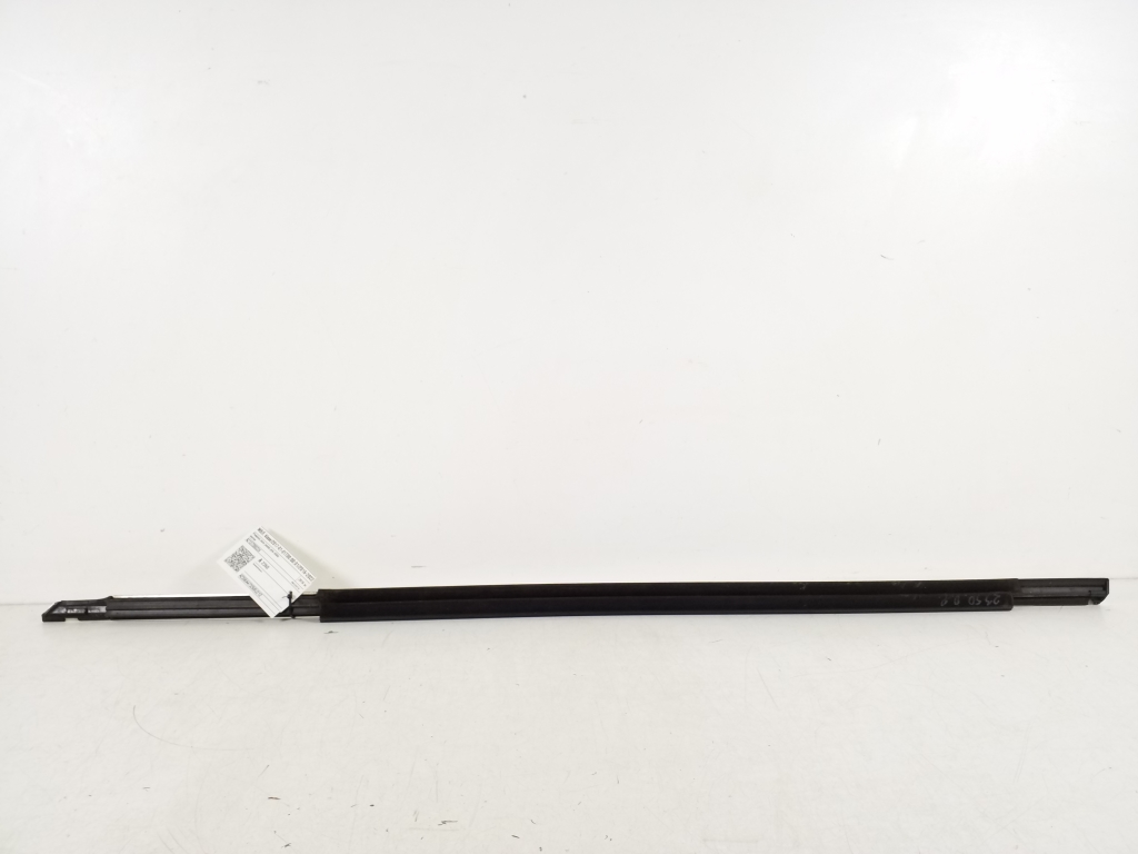 Naudotas Mercedes Benz E-Class Priekinių durų juosta prie stiklo ...