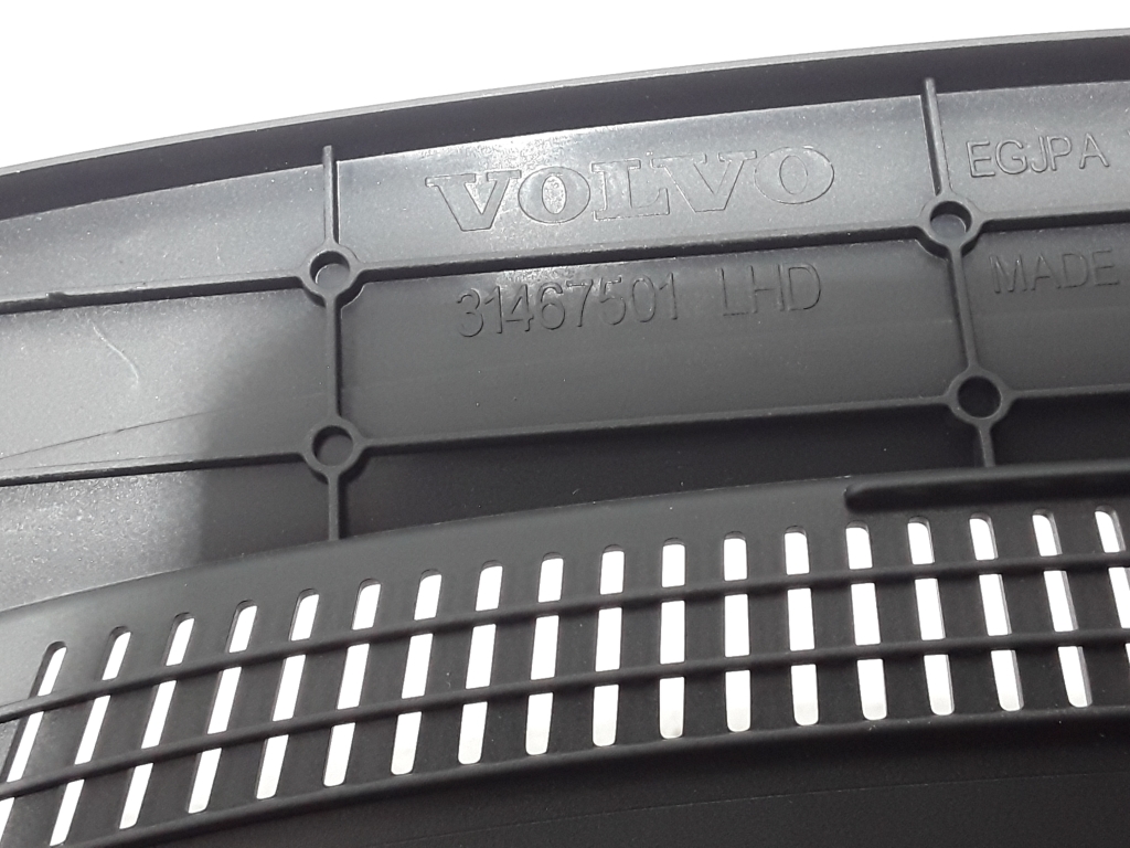 Used VOLVO V60 Dashboard trim 31467501
