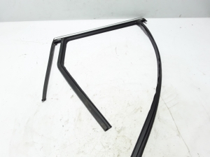 Kasutatud VOLVO XC60 Tagumise külje ukse riba klaasist välimine 32237243