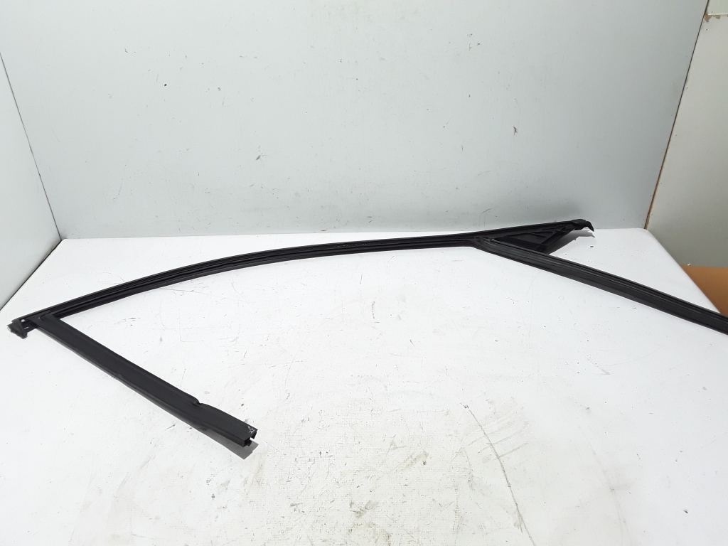 Naudotas VOLVO XC60 Priekinių durų juosta prie stiklo išorinė 31479776