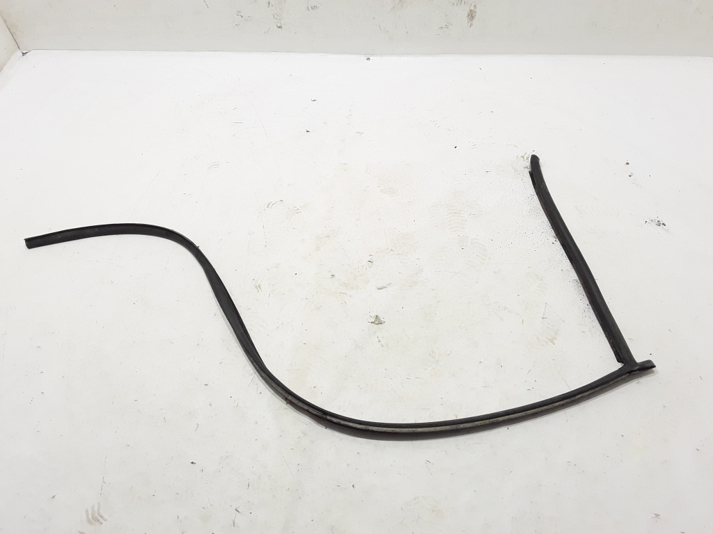 Used VOLVO XC60 Another detail of the exterior sill trim 31424689