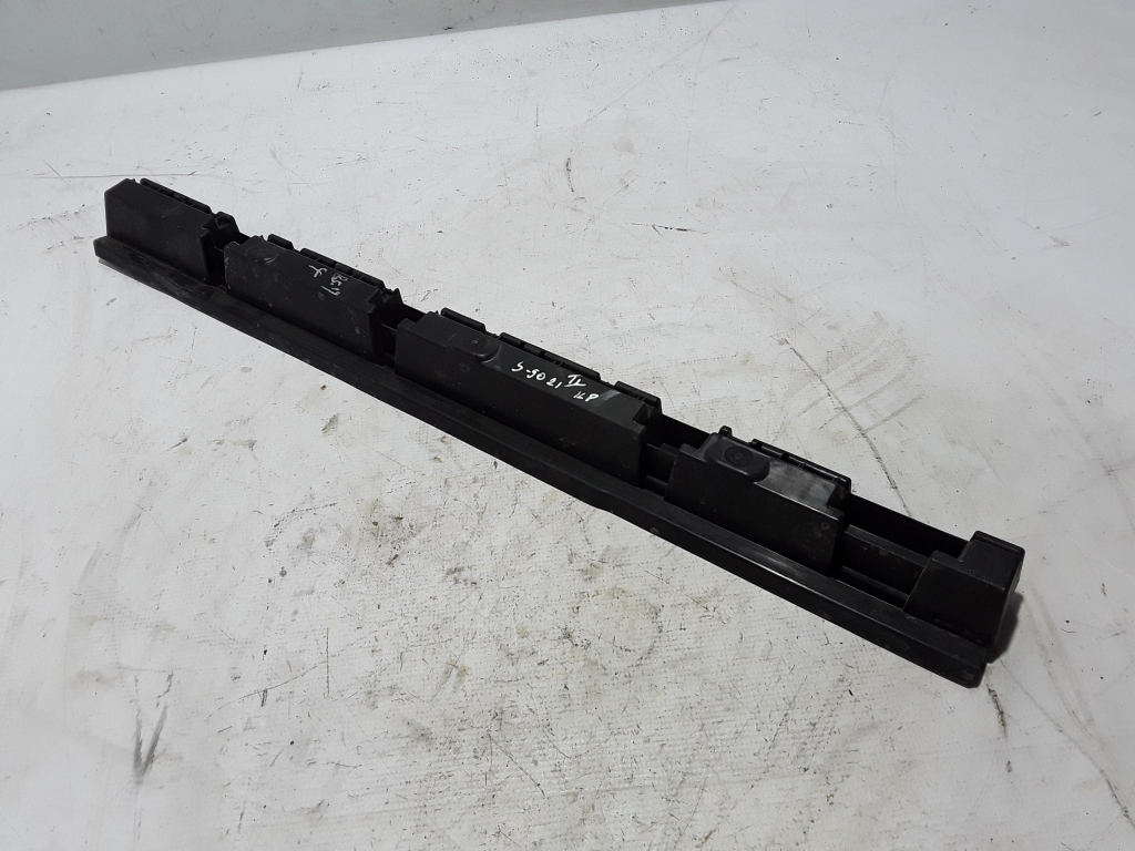 Used VOLVO S90 Exterior sill trim bracket 31365851