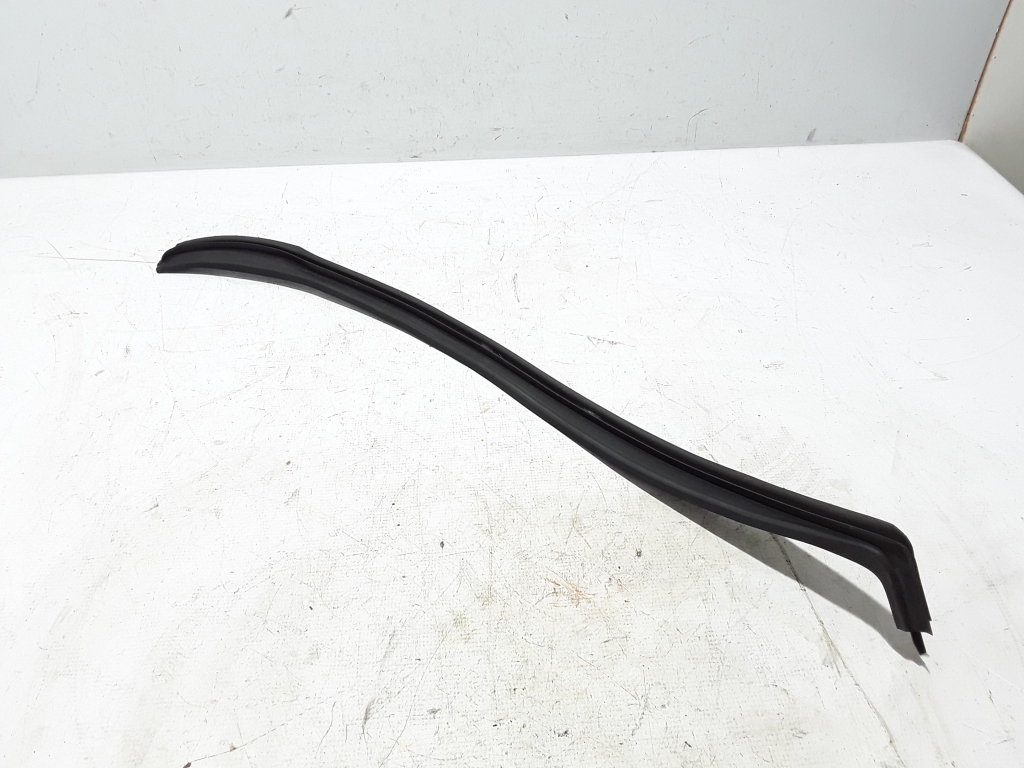 Used Mercedes Benz E-Class Other detail of the rear side door A2137303804