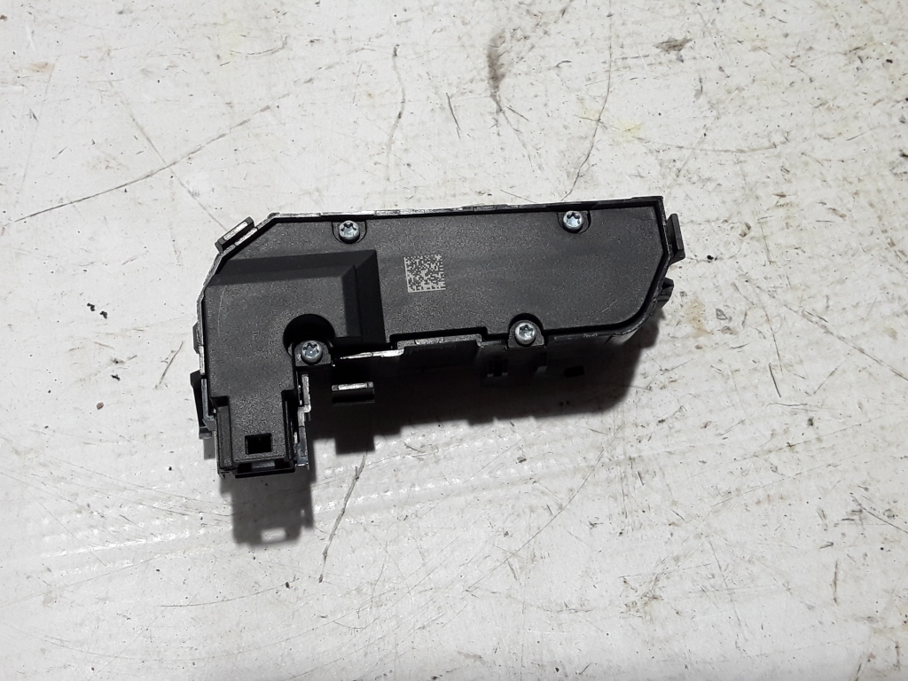 Used Mercedes Benz E-Class Switch for seat heating A2139051404