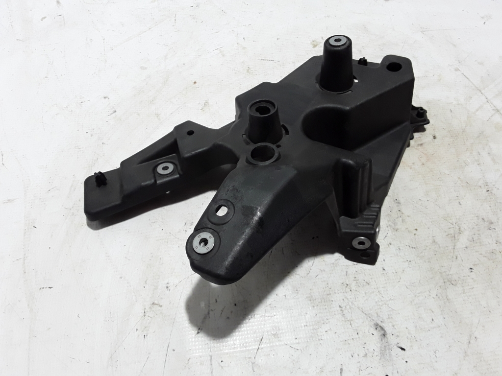 Used VOLVO XC60 Bracket for front wing 32288932