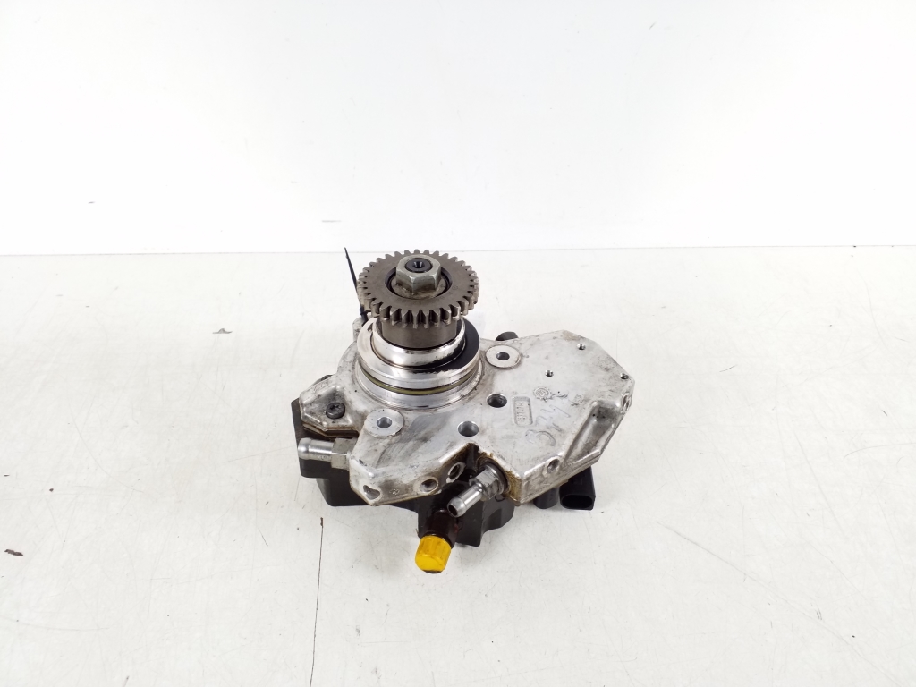 Used Mercedes Benz C-Class Fuel pump and its parts A6420700501