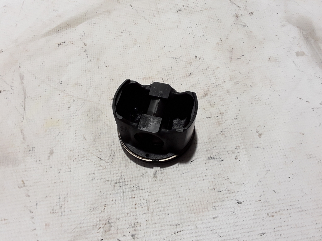 Used Mercedes Benz E-Class Piston and its parts A6540302900