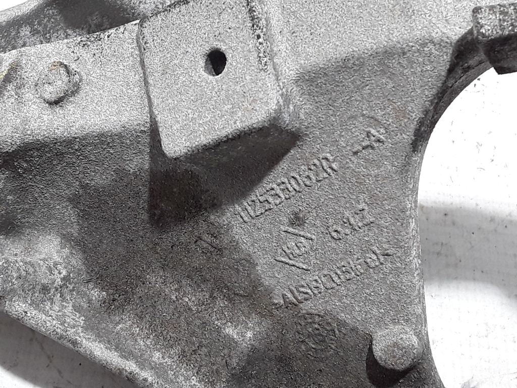 Used Dacia Duster Gearbox holder 112533062R