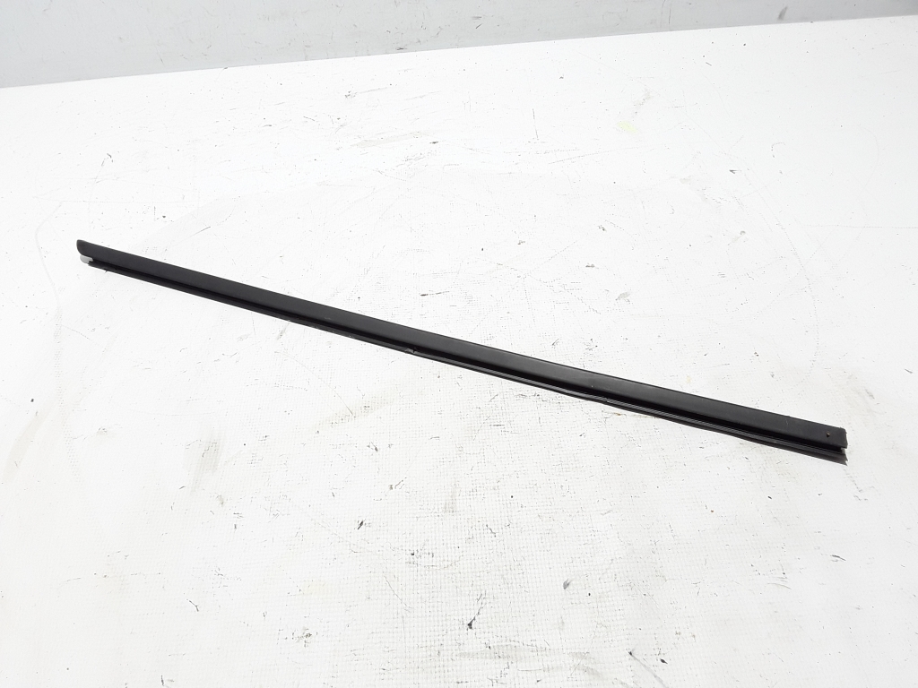 Used Dacia Duster Front door strip to the glass exterior 808205813R
