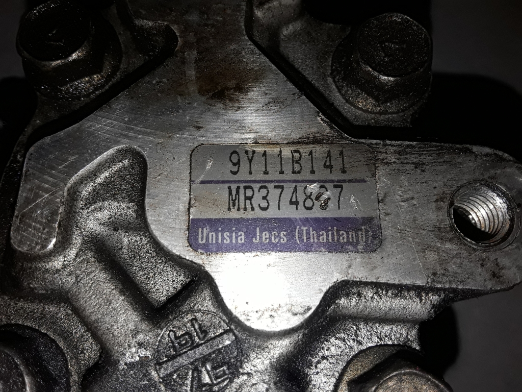 Used Mitsubishi L 200 Power steering pump MR374897