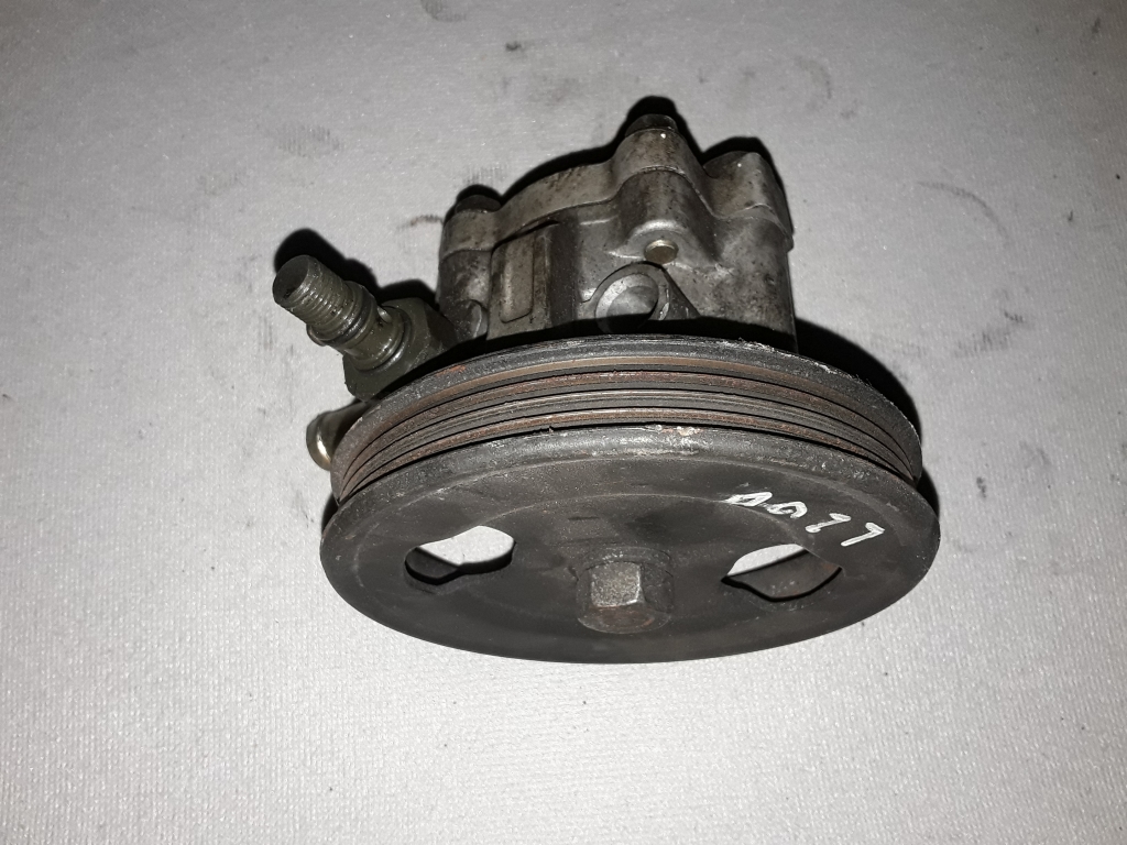 Used Mitsubishi L 200 Power steering pump MR374897