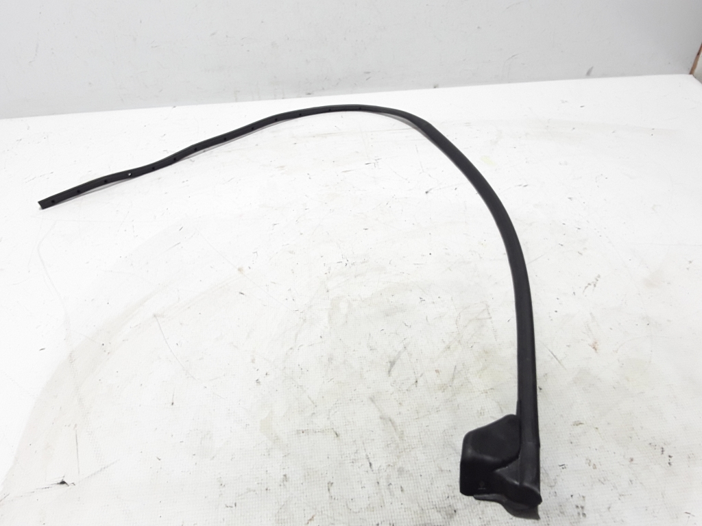 Naudotas Peugeot 2008 Priekinių durų sandarinimo guma ant durų 9825358380