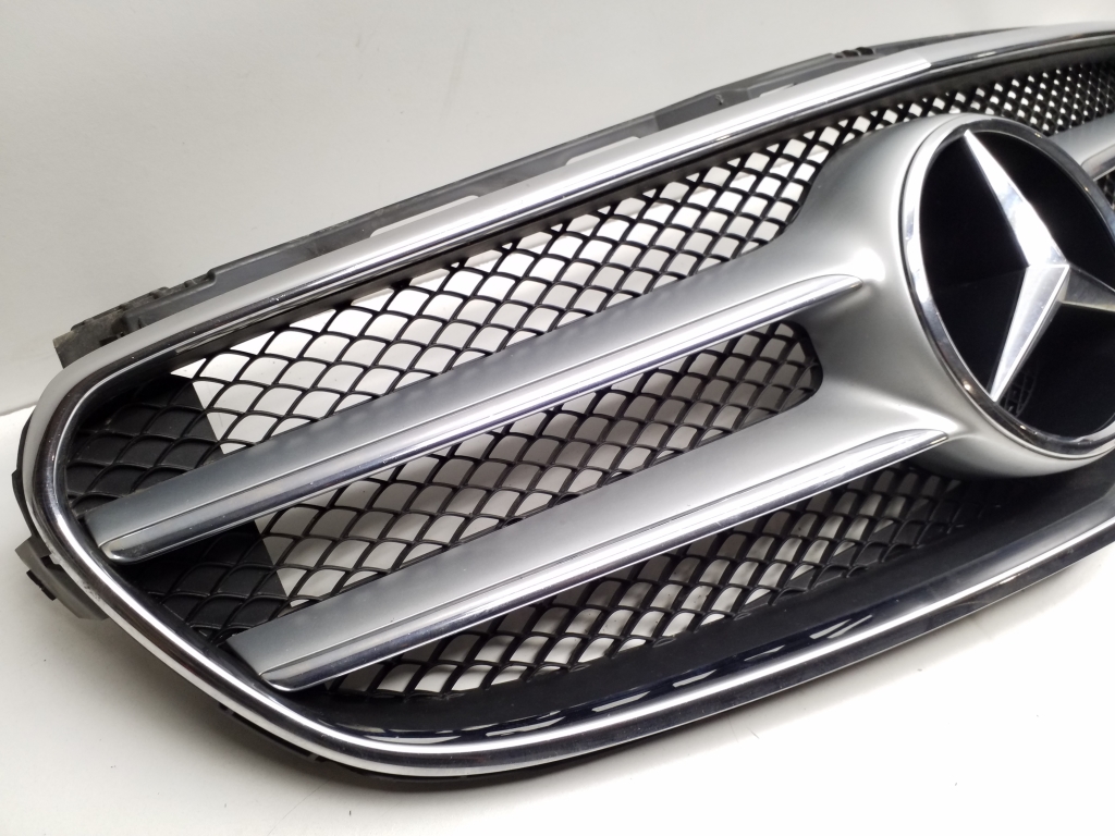 Used Mercedes Benz E-Class Front grille A2128850822