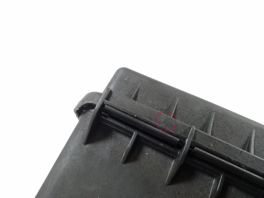 Naudotas Mercedes Benz ML-Class Saugiklių bloko korpusas po variklio ...