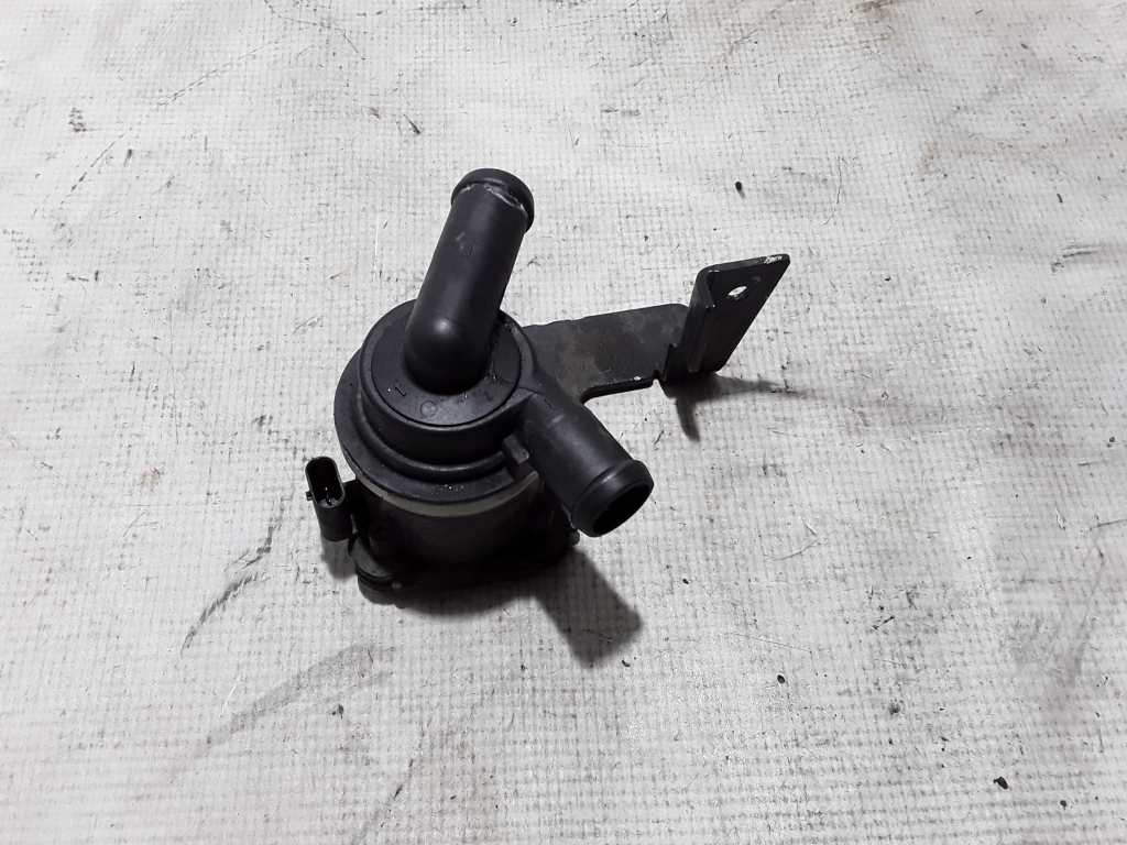 Used AUDI Q5 Circulation pump 03L965561A