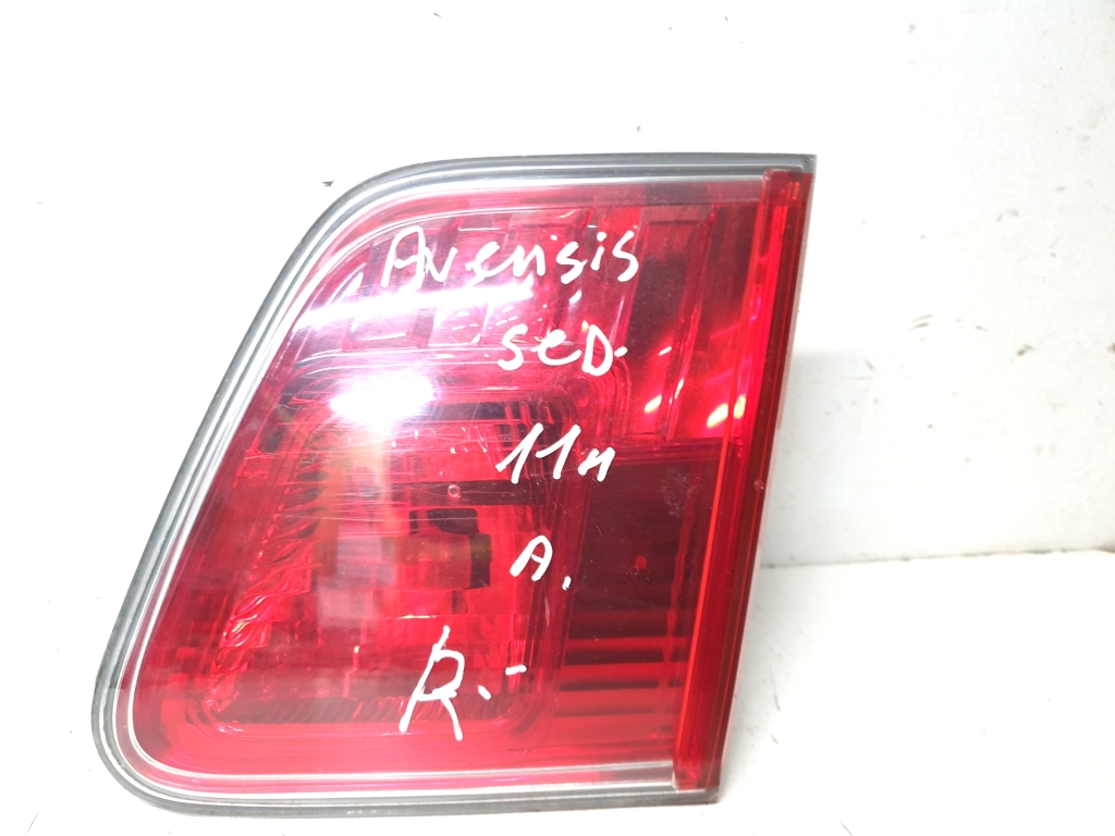 Used TOYOTA Avensis Rear light on cover