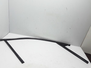 Naudotas VOLVO XC90 Priekinių durų juosta prie stiklo išorinė 31688691