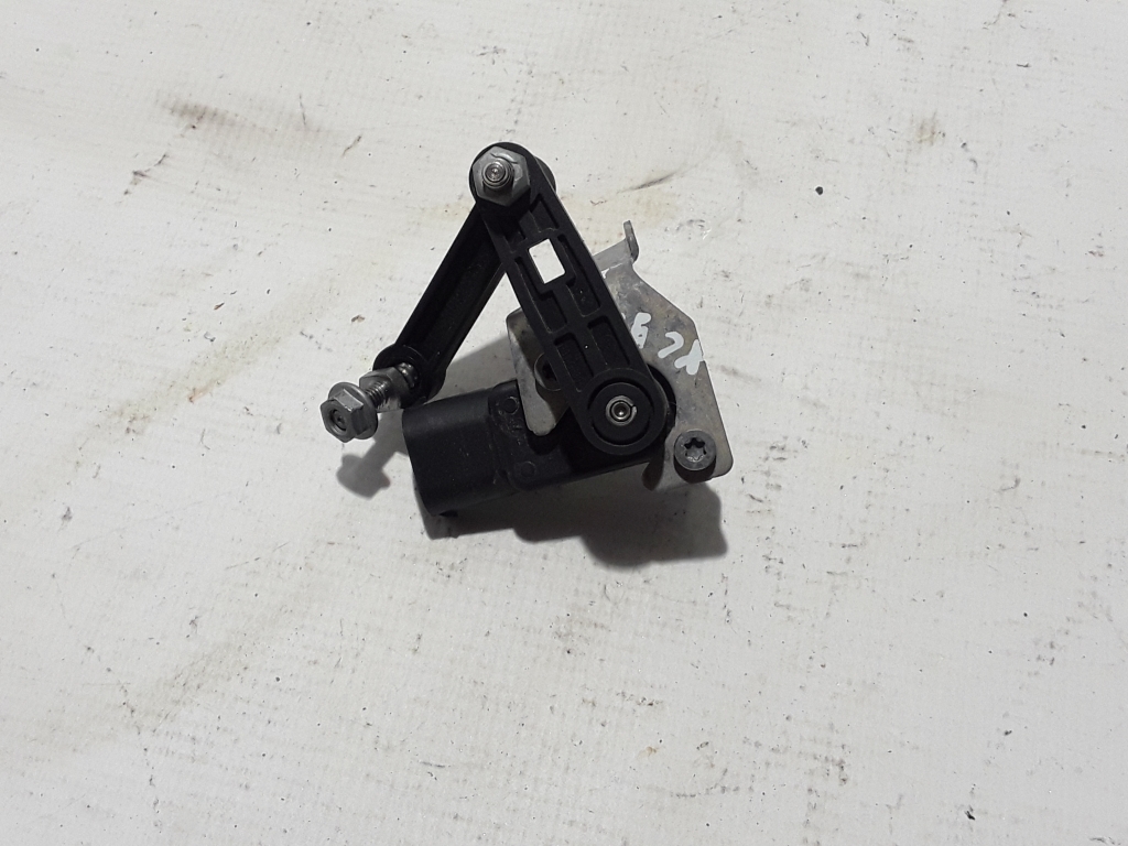 Used VOLVO XC90 Height sensor on the front hub 32246992