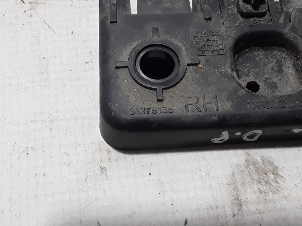 Used VOLVO XC90 Exterior sill trim bracket 31378135