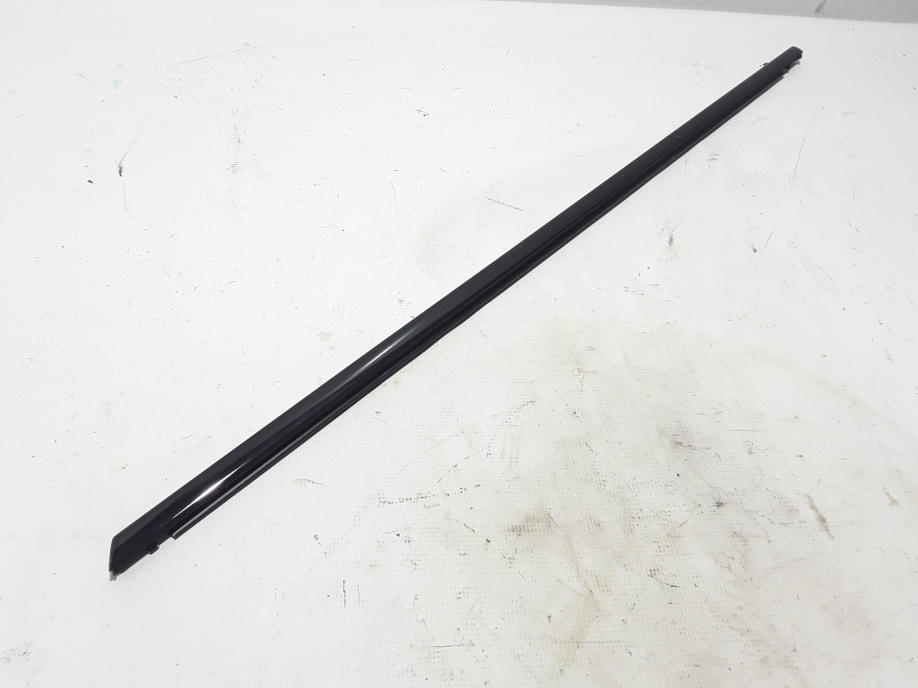 Used VOLVO XC40 Front door strip to the glass exterior 31457000