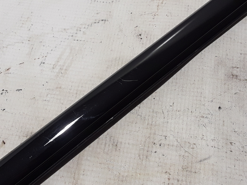 Used VOLVO XC40 Front door strip to the glass exterior 31457000