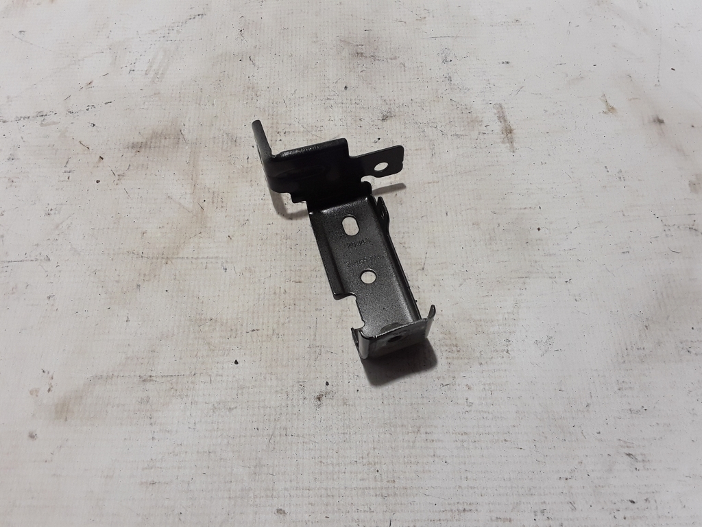 Used VOLVO XC40 Bracket for front wing 31469374