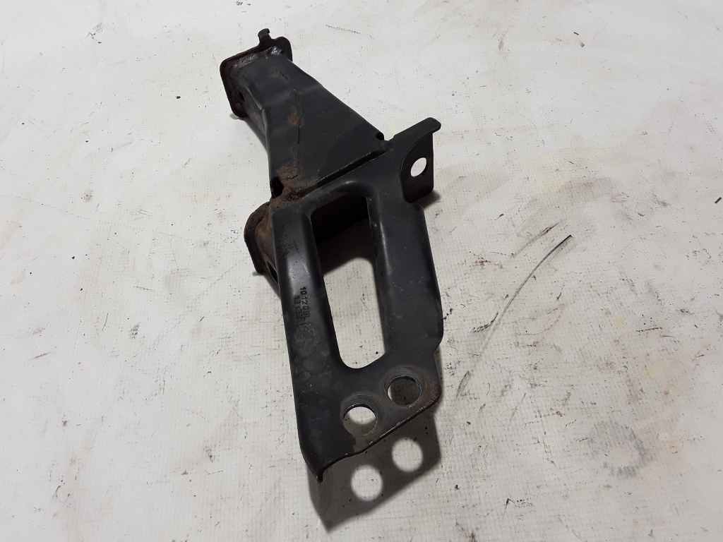 Used VOLVO XC60 Another detail of the front bumper beam 30760140