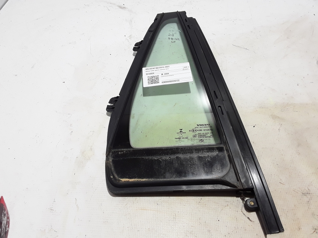 Used VOLVO XC90 A glass fort on the rear side door 32132028