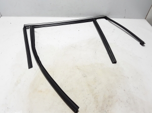Used VOLVO XC90 Rear side door strip to glass outer 31479472