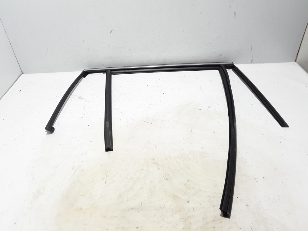 Used VOLVO XC90 Rear side door strip to glass outer 32205574