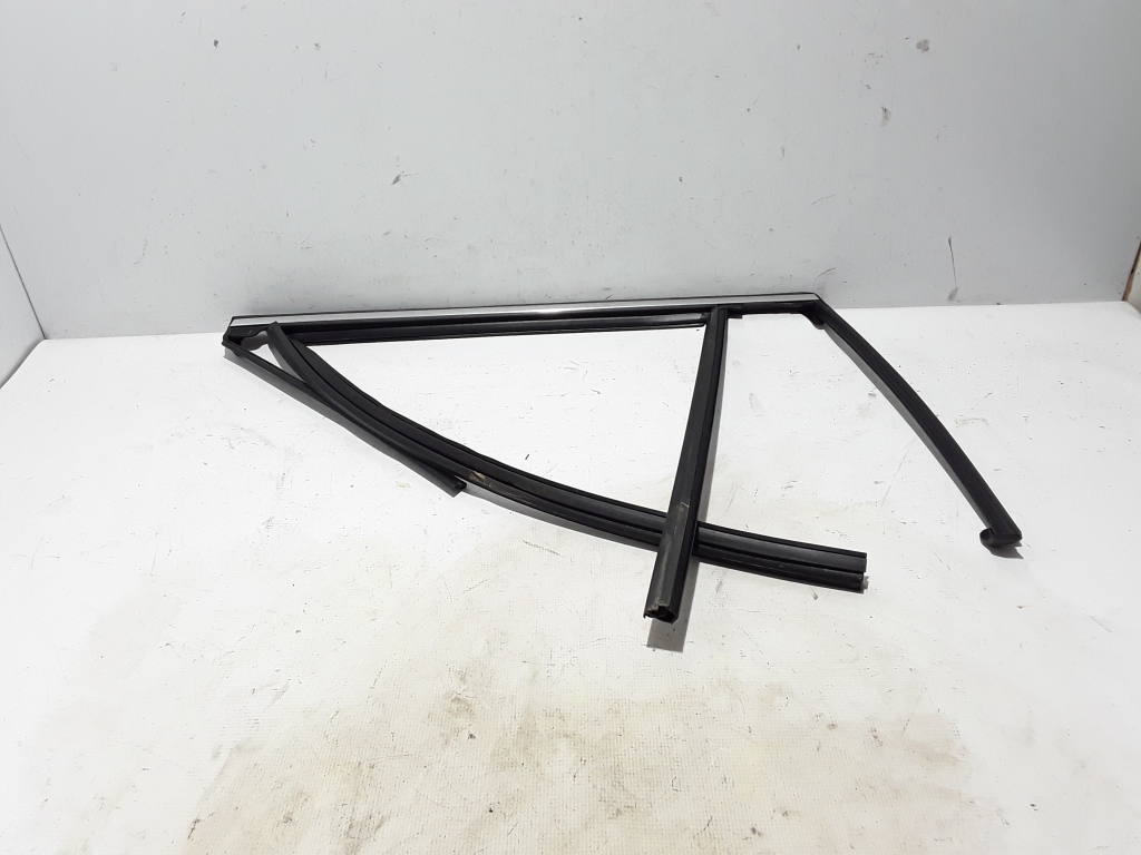 Naudotas VOLVO XC90 Galinių šoninių durų juostelė prie stiklo išorinė ...