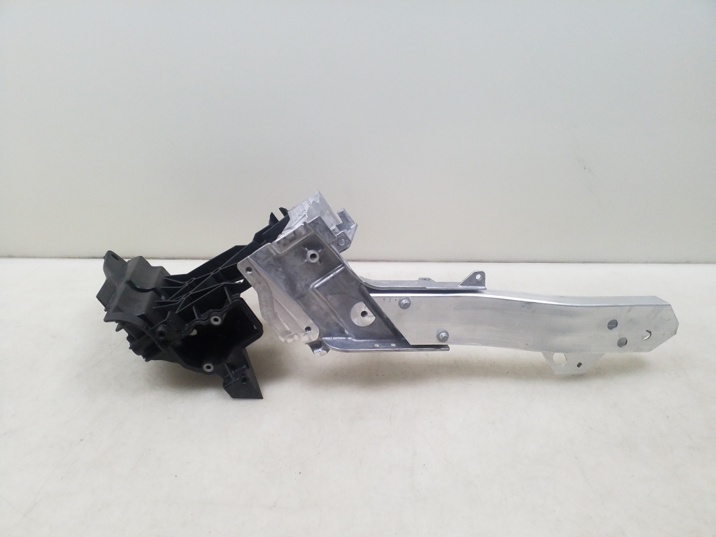 Naudotas Mercedes Benz E-Class Priekinio rėmo kita detalė A2536210600