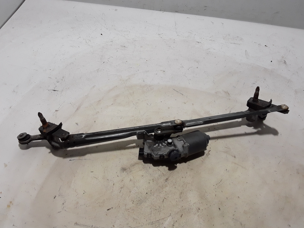 Used Dodge Durango Windshield wiper mechanism 68260523AB