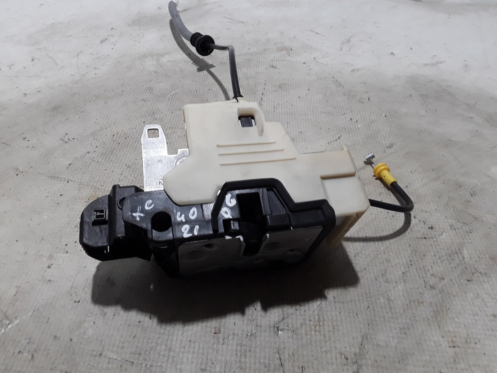 Naudotas VOLVO XC40 Galinių šoninių durų užraktas 32131413