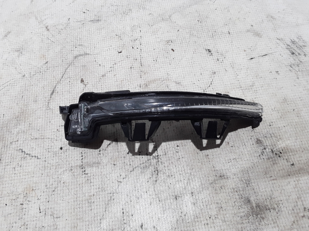 Used VOLVO V60 Side mirror turn signal 31498602