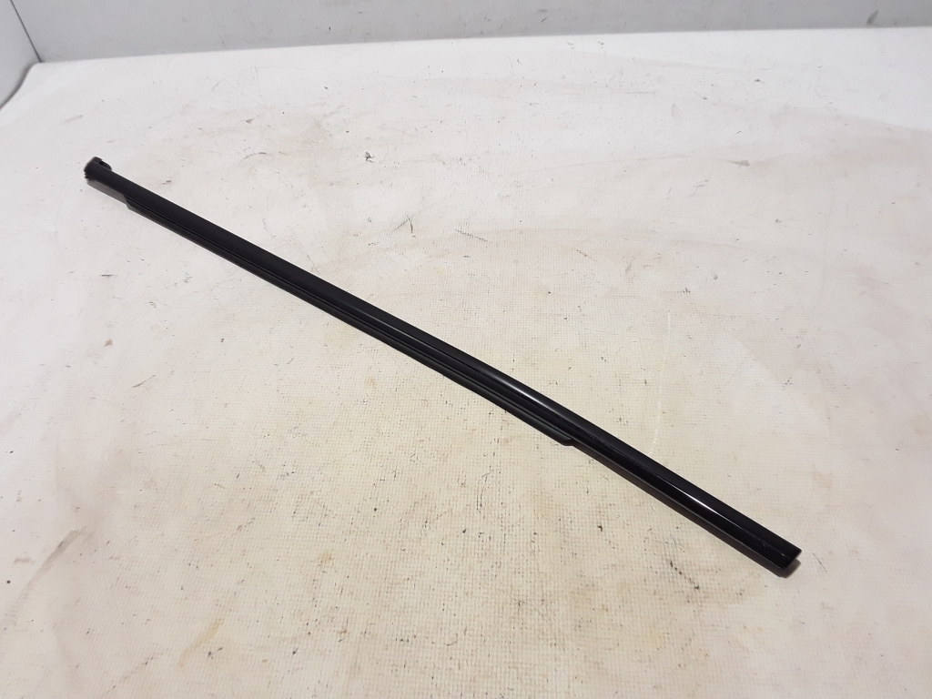 Used VOLVO XC60 Rear side door strip to glass outer 31693185
