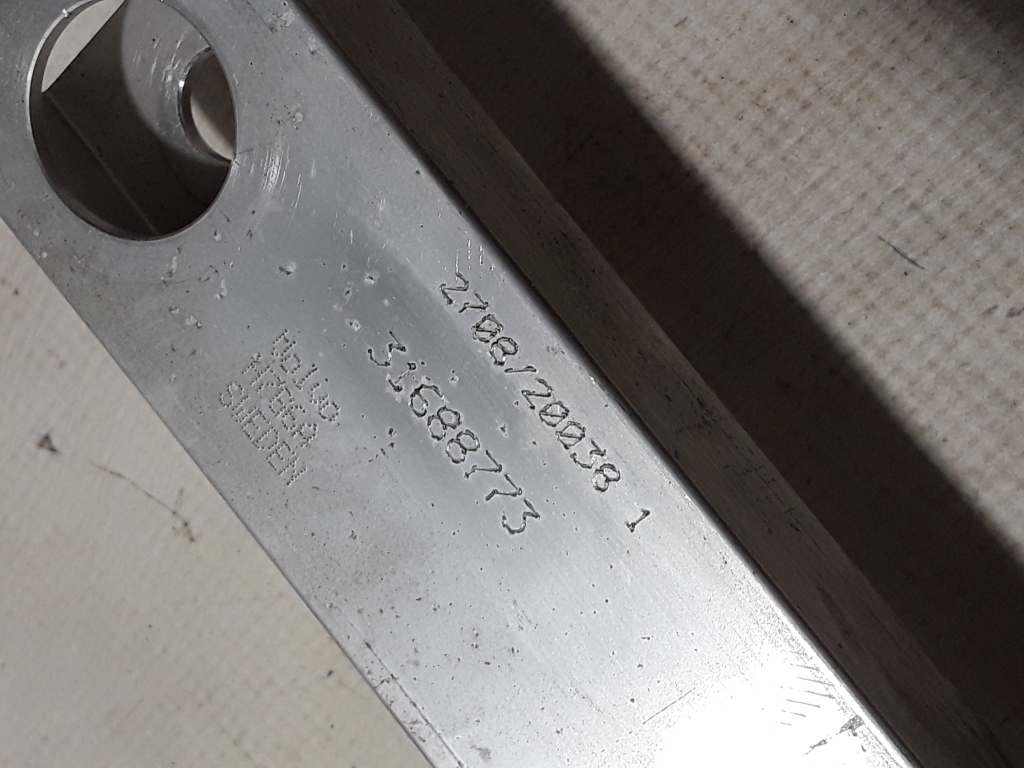 Used VOLVO XC60 The middle part of the front frame 31688773