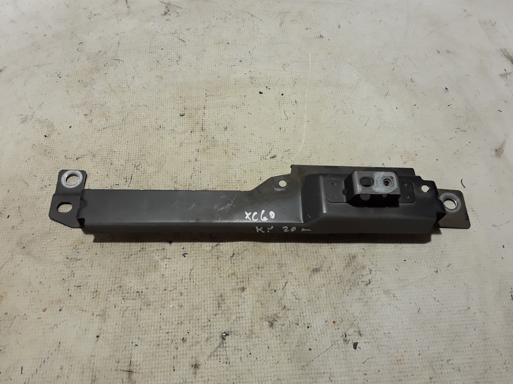 Used VOLVO XC60 Bracket for front wing 31424580