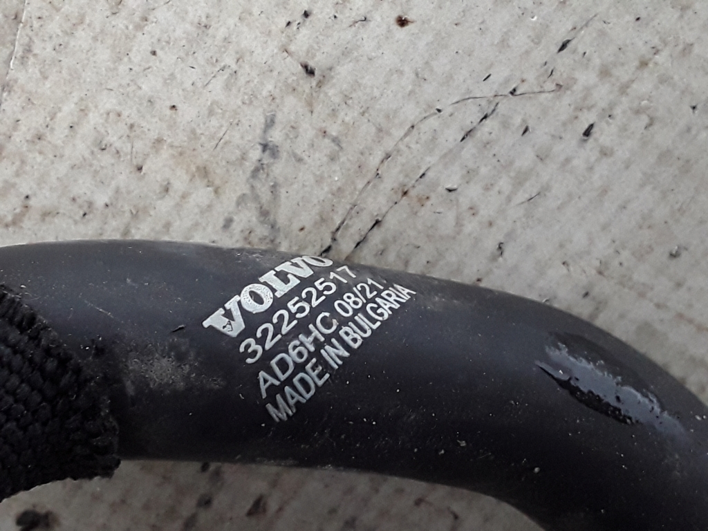 Used VOLVO XC60 Cooling radiator hose 32252517
