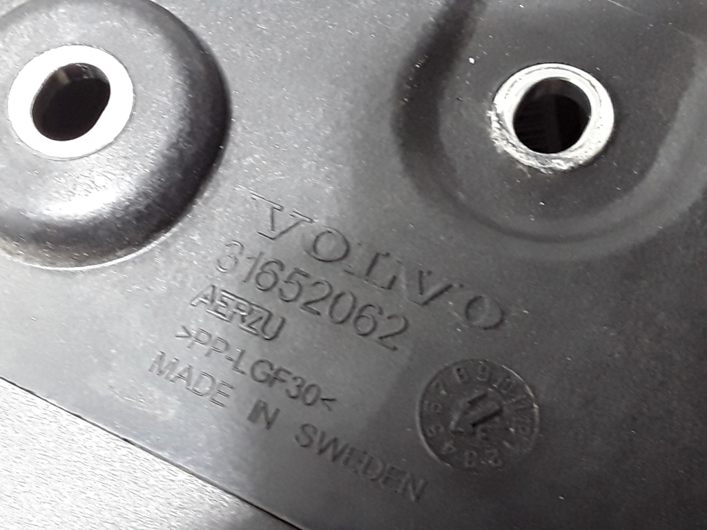 Naudotas VOLVO XC60 Saugiklių bloko laikiklis po variklio gaubtu 31652062