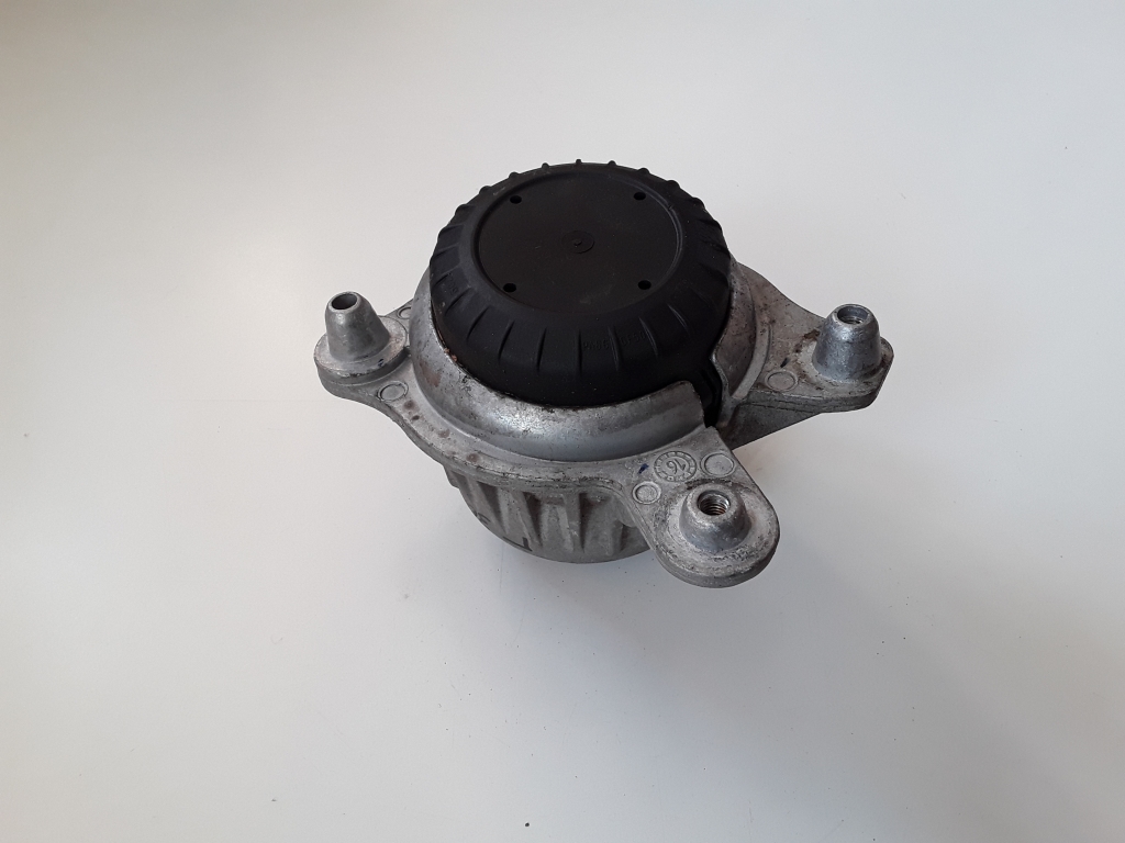 Naudotas Mercedes Benz C-Class Variklio pagalvė A2052400200