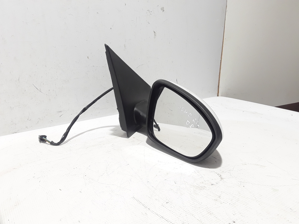 Used Dacia Sandero Side mirror and its details 963017957R