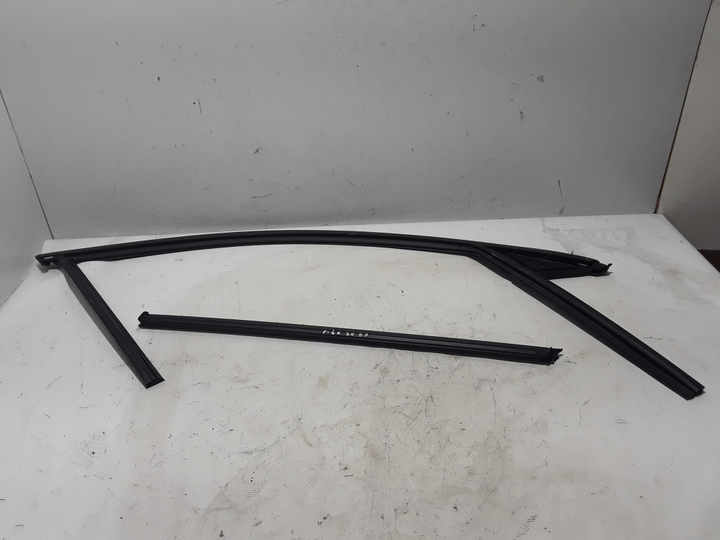 Naudotas VOLVO S60 Priekinų durų sandarinimo guma 32274404