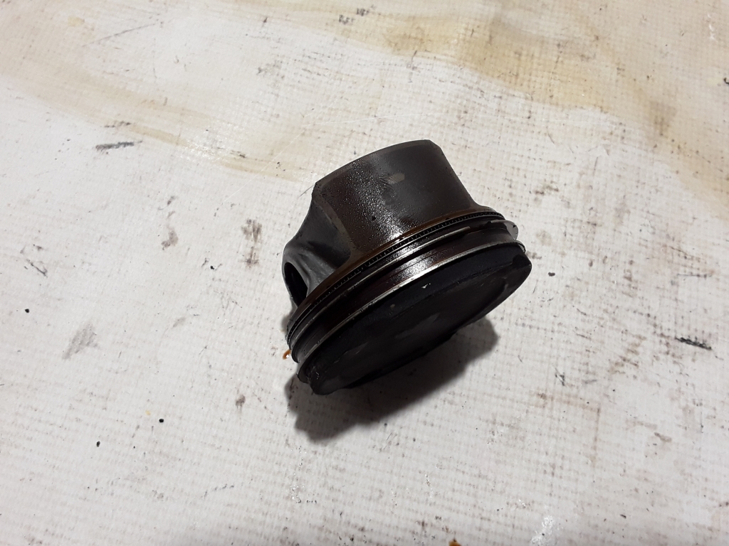 Used VOLVO S60 Piston and its parts 32213692