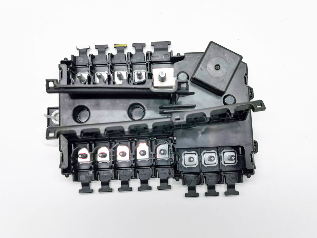 Used Mercedes Benz EQC Fuse blocks A2135406300