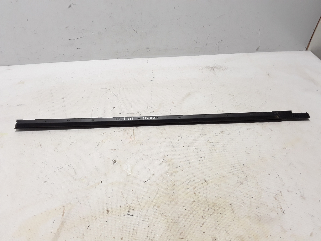 Naudotas Peugeot 208 Priekinių durų juosta prie stiklo išorinė 9823196480