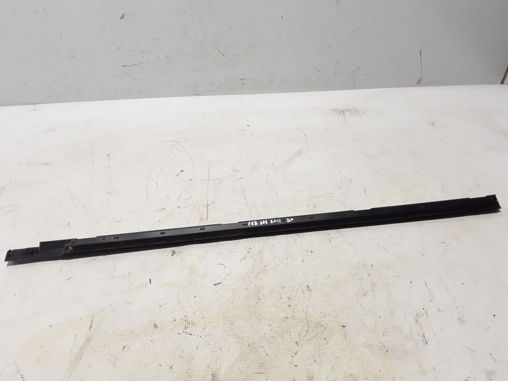 Used Peugeot 208 Front door strip to the glass exterior 9823196180