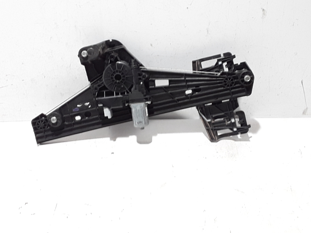 Naudotas Peugeot 2008 Galinių šoninių durų stiklo pakėlėjas 9830002480