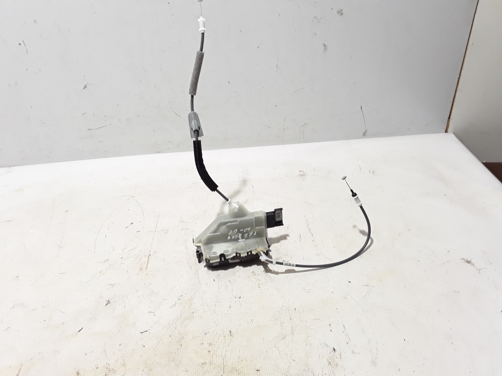 Naudotas Peugeot 2008 Priekinių durų užraktas 9830558880